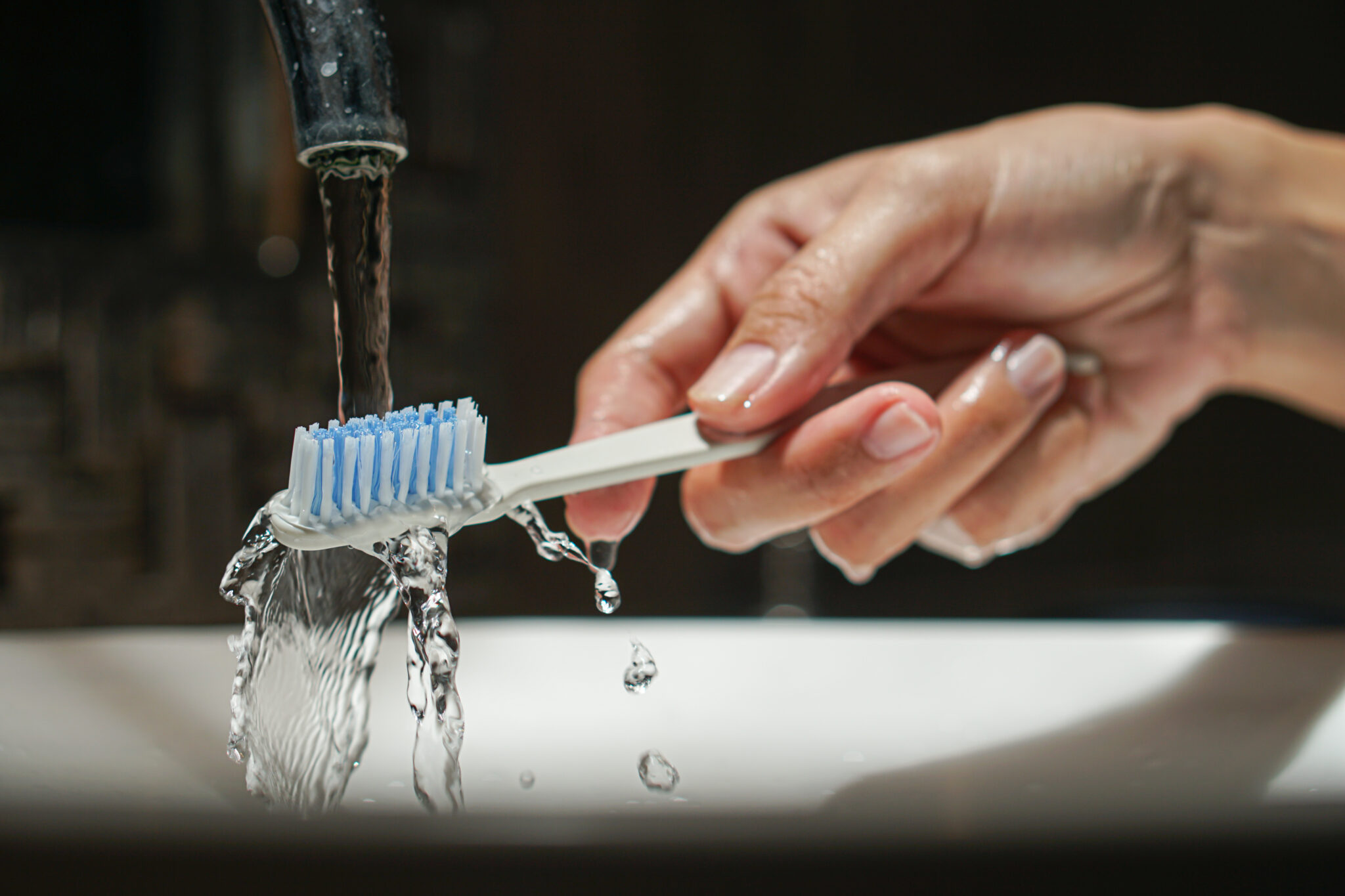 Should You Wet Your Toothbrush Before or After Toothpaste? - Lane ...